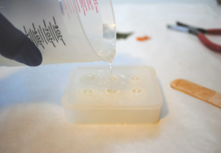 How To Make Resin Jewelry With Flowers - Resin Obsession