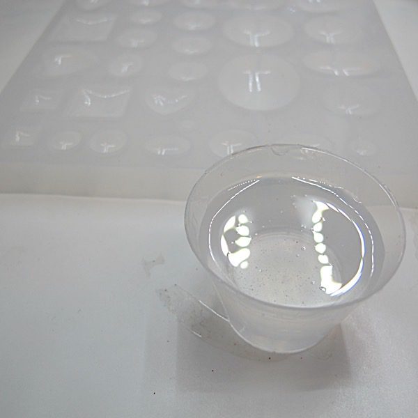 3 EASY Steps to Making the Perfect Valentine's Day Wreath - Resin Obsession